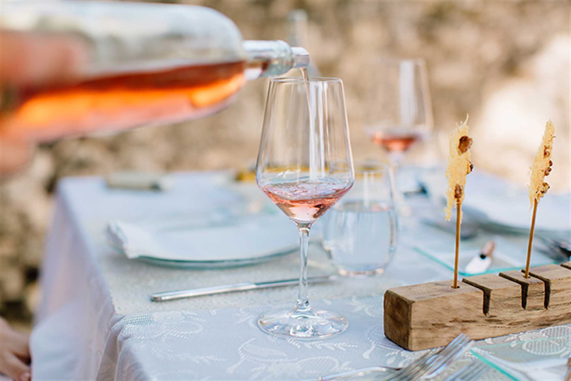 Check Top 5 Restaurants and Bars on Brac Island